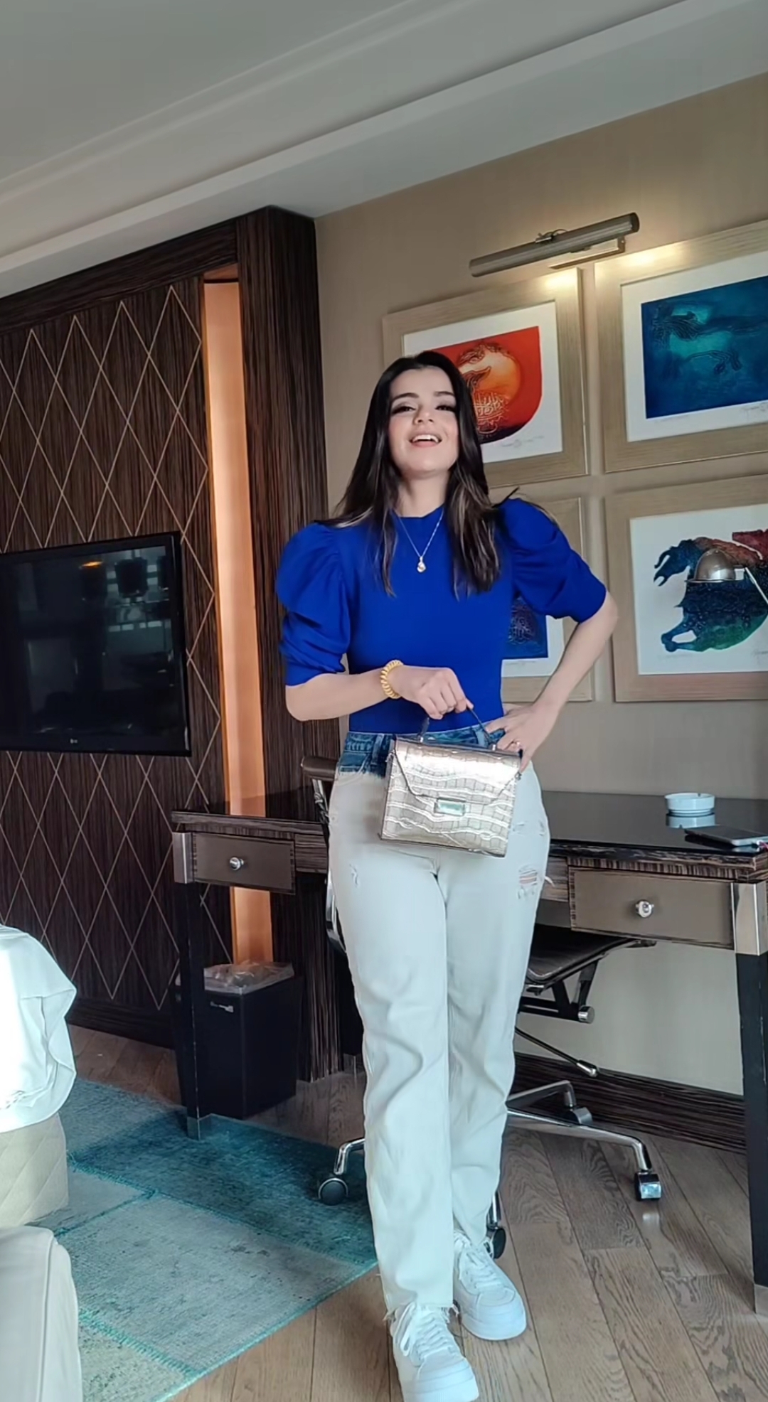 Srha Asghar Adorable Pictures With Husband from Istanbul Turkey ...