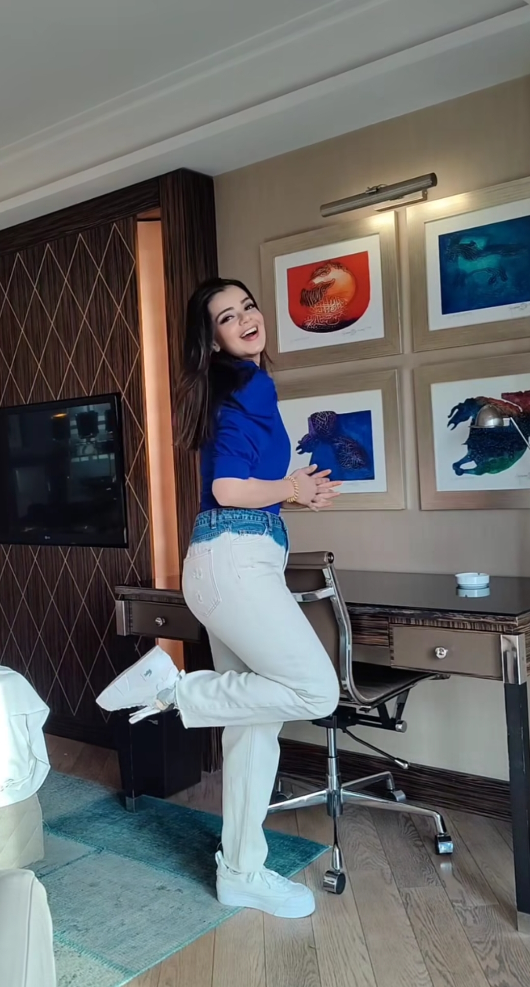 Srha Asghar Adorable Pictures With Husband from Istanbul Turkey ...