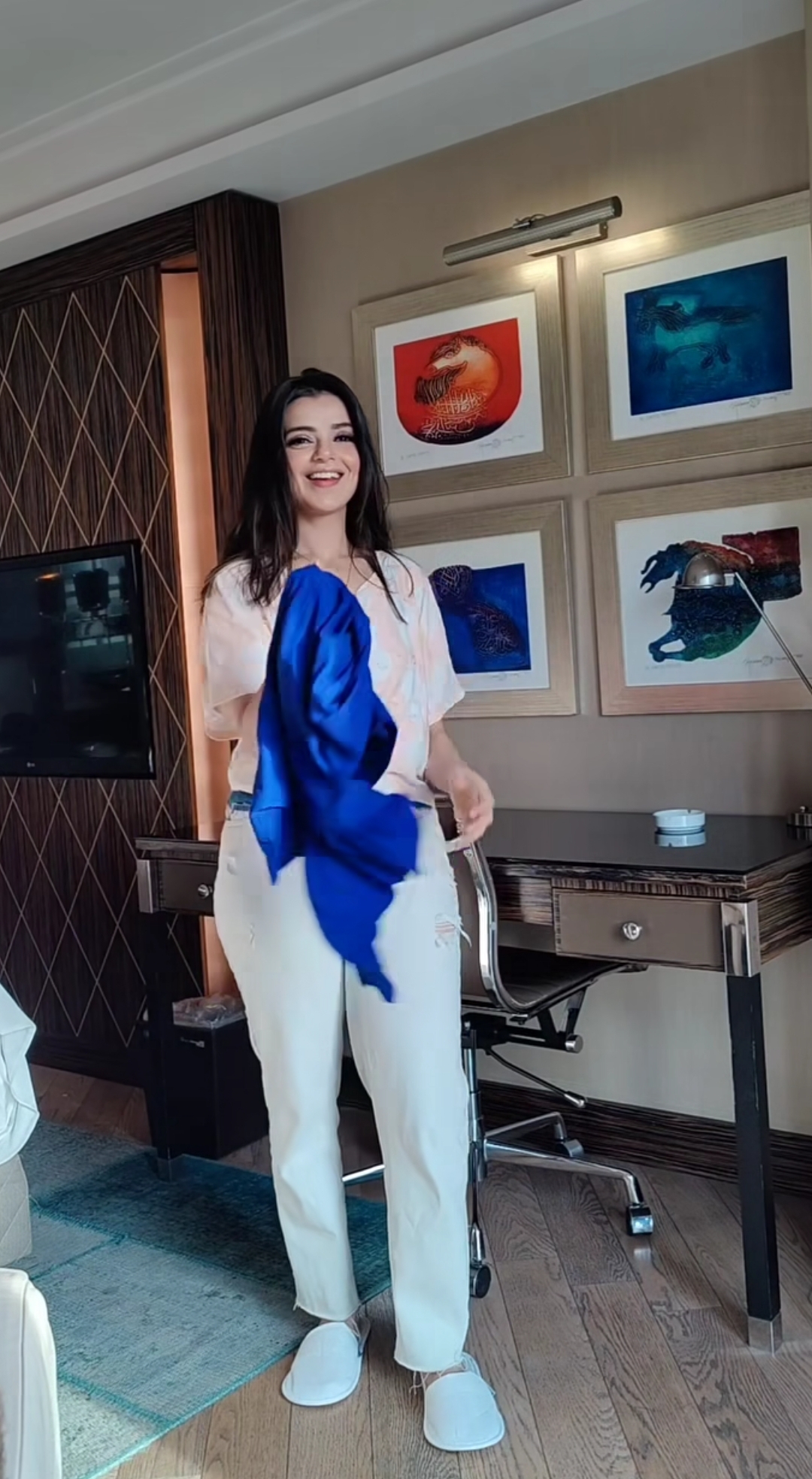 Srha Asghar Adorable Pictures With Husband from Istanbul Turkey ...