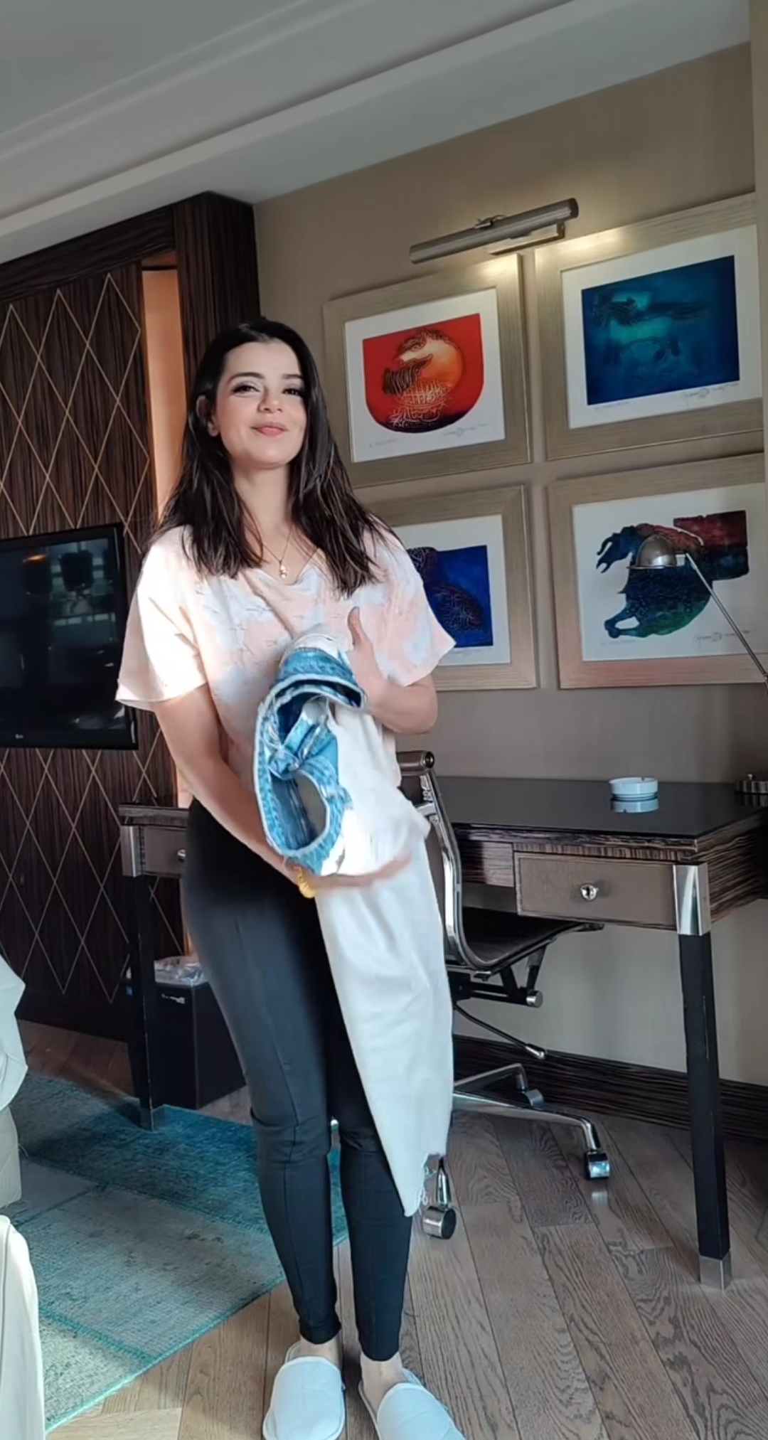 Srha Asghar Adorable Pictures With Husband from Istanbul Turkey ...