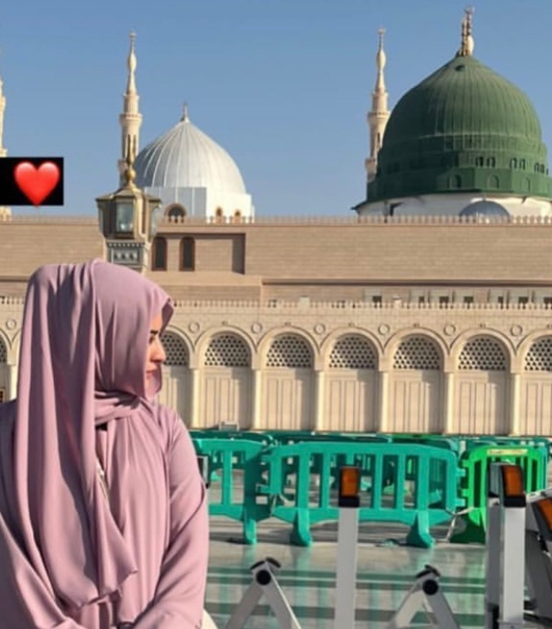 Aiman Khan and Muneeb Butt Pictures From Masjid E Nabwi | Reviewit.pk