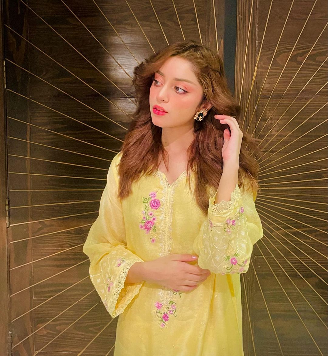 Alizeh Shah Looks Gorgeous In Eastern Wear | Reviewit.pk