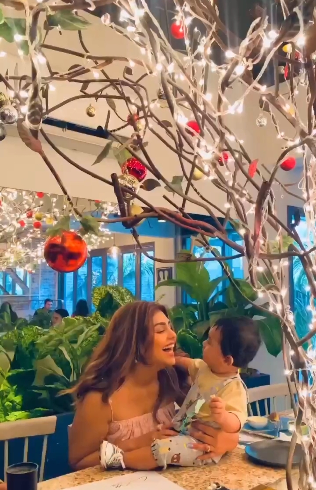 Suno Chanda Fame Gorgeous Anumta Qureshi New Family Pictures | Reviewit.pk