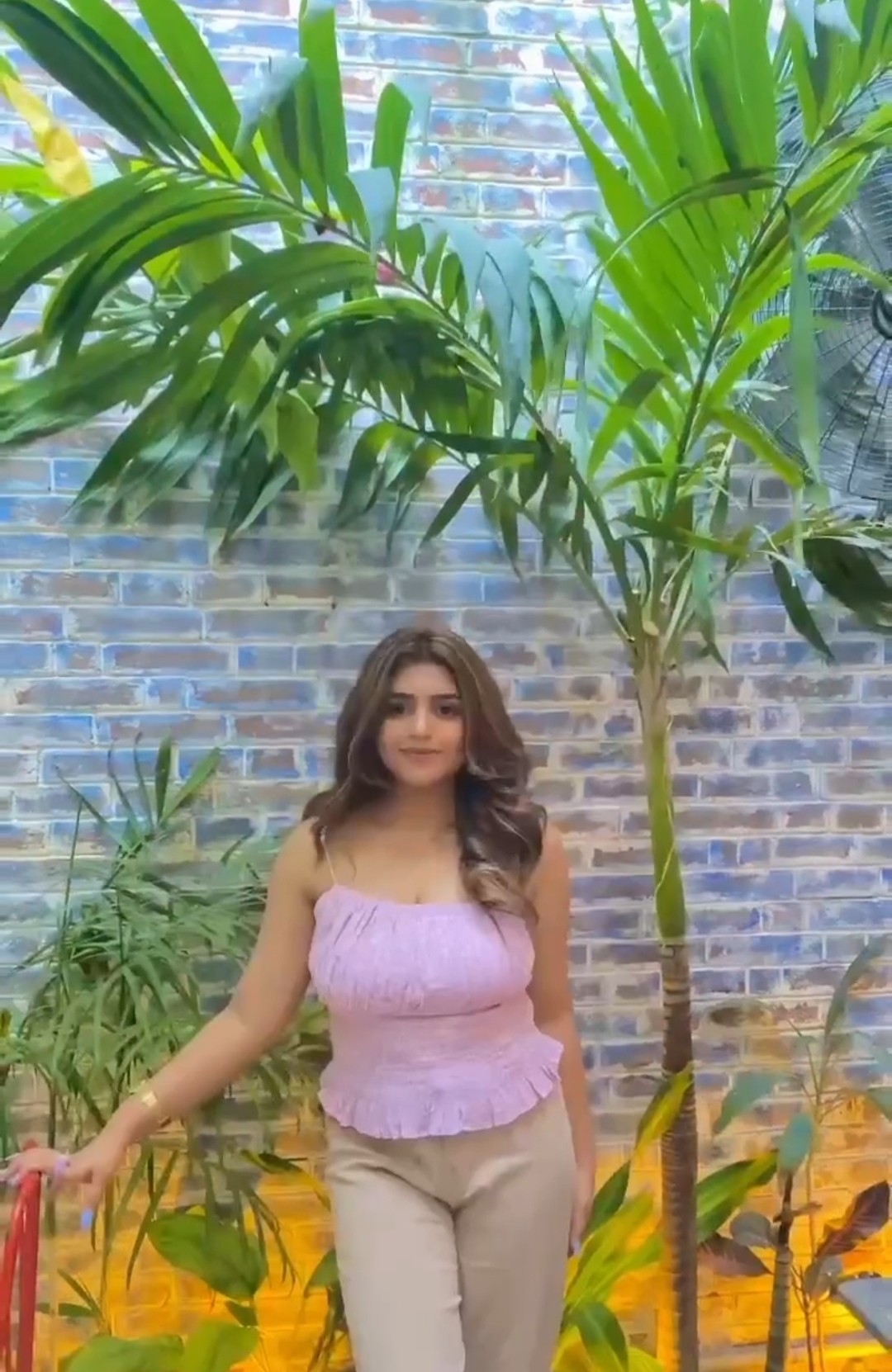 Suno Chanda Fame Gorgeous Anumta Qureshi New Family Pictures | Reviewit.pk