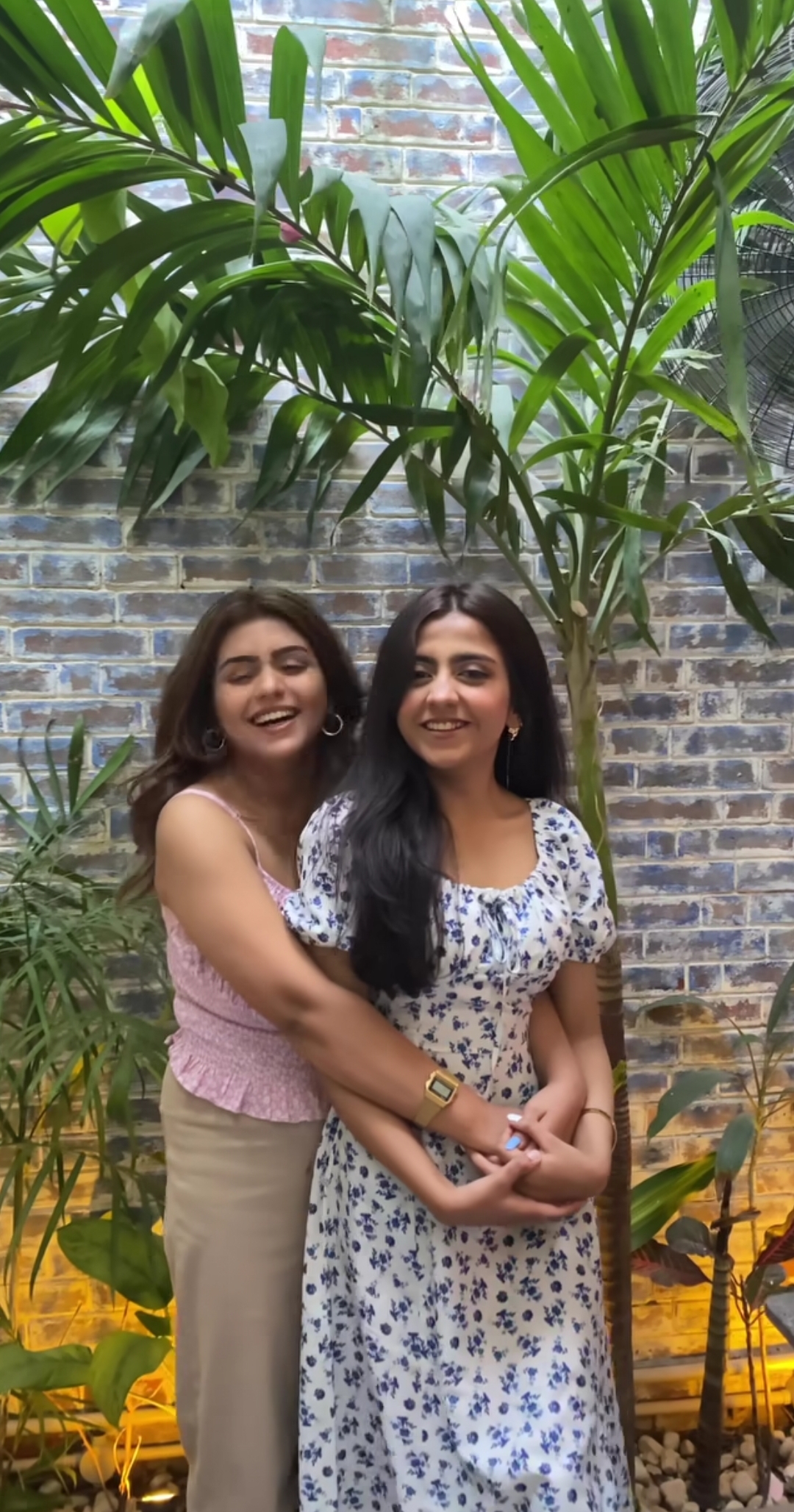 Suno Chanda Fame Gorgeous Anumta Qureshi New Family Pictures | Reviewit.pk