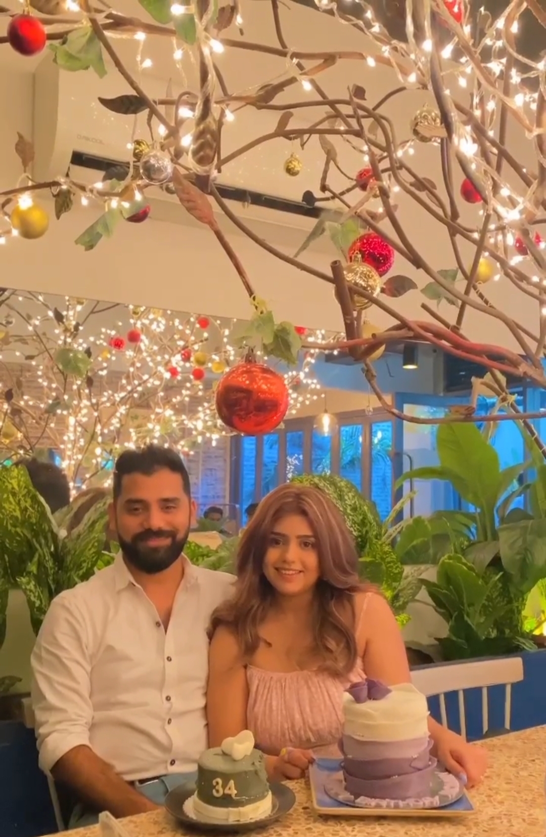 Suno Chanda Fame Gorgeous Anumta Qureshi New Family Pictures | Reviewit.pk