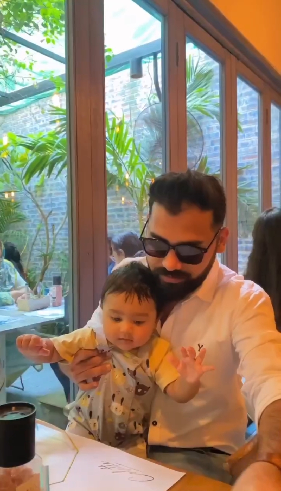 Suno Chanda Fame Gorgeous Anumta Qureshi New Family Pictures | Reviewit.pk