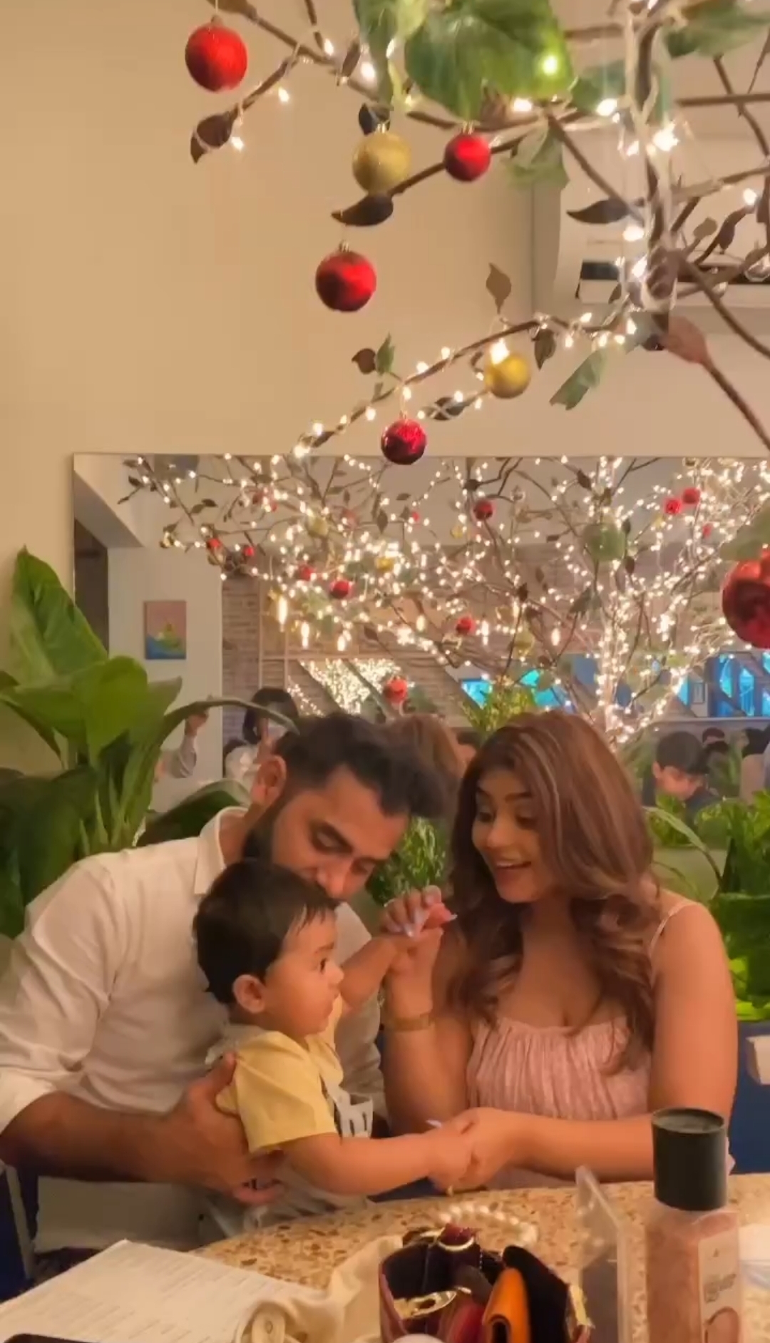 Suno Chanda Fame Gorgeous Anumta Qureshi New Family Pictures | Reviewit.pk