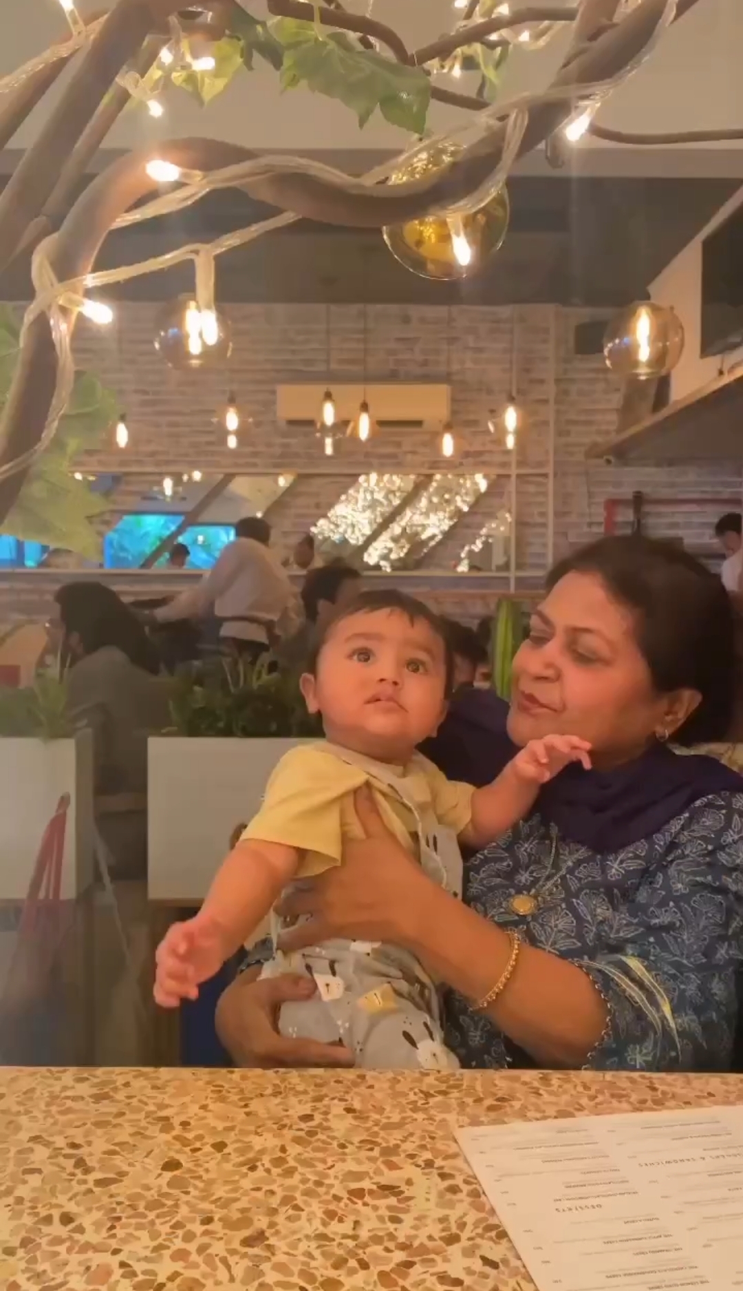 Suno Chanda Fame Gorgeous Anumta Qureshi New Family Pictures | Reviewit.pk