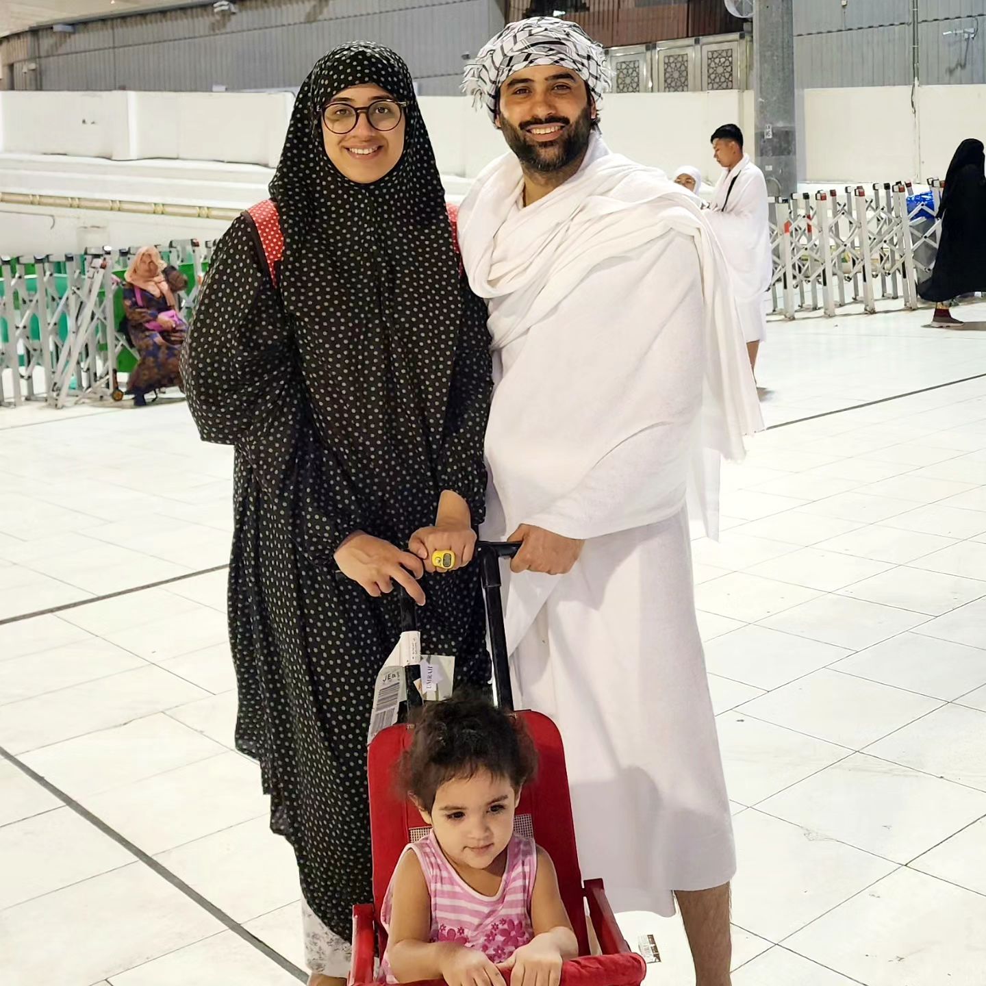 Faizan Sheikh And Maham Aamir Share Lovely Family Pictures From Umrah ...