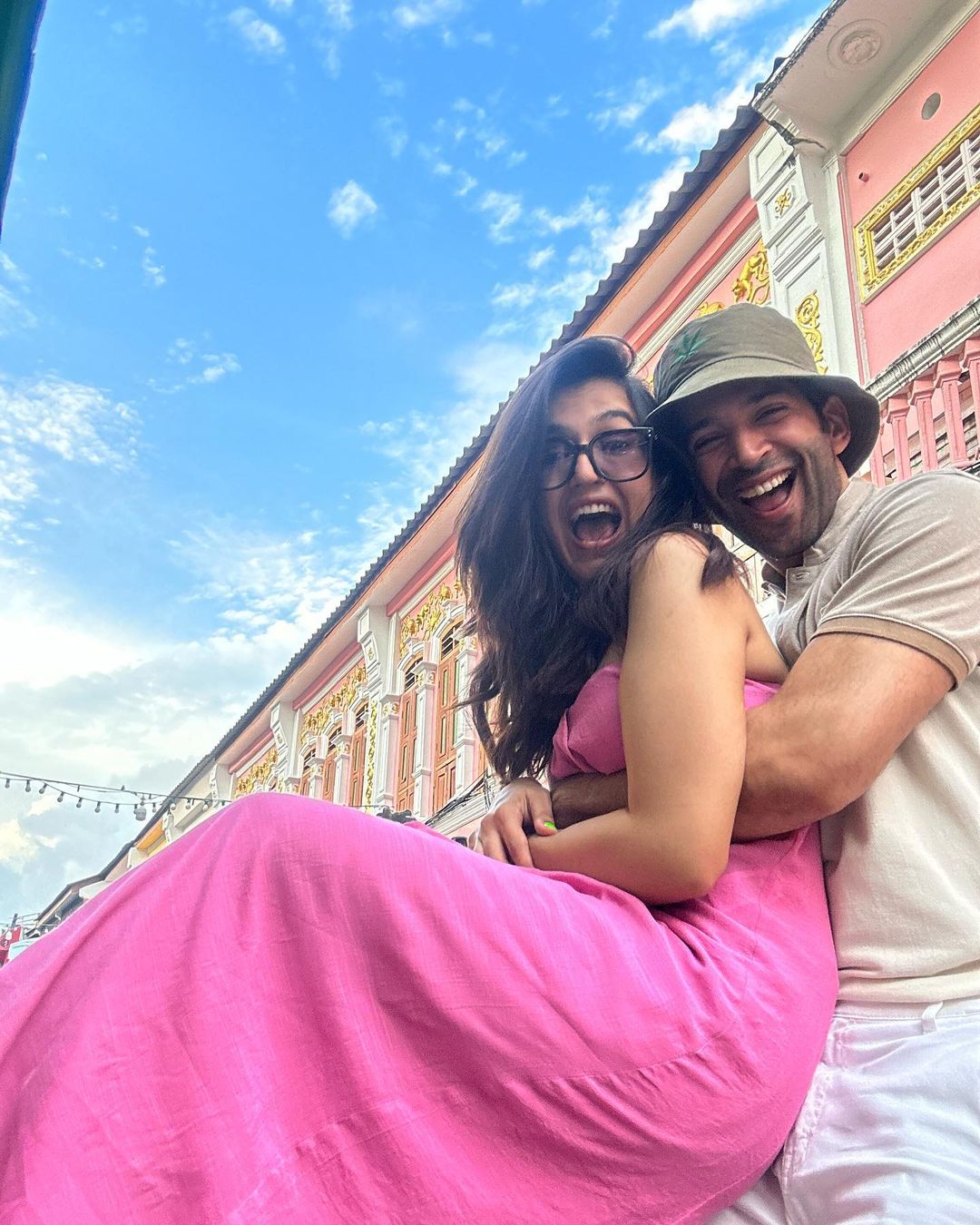 Hira Khan Lovely Pictures With Husband Arsalan Khan From Thailand | Reviewit.pk