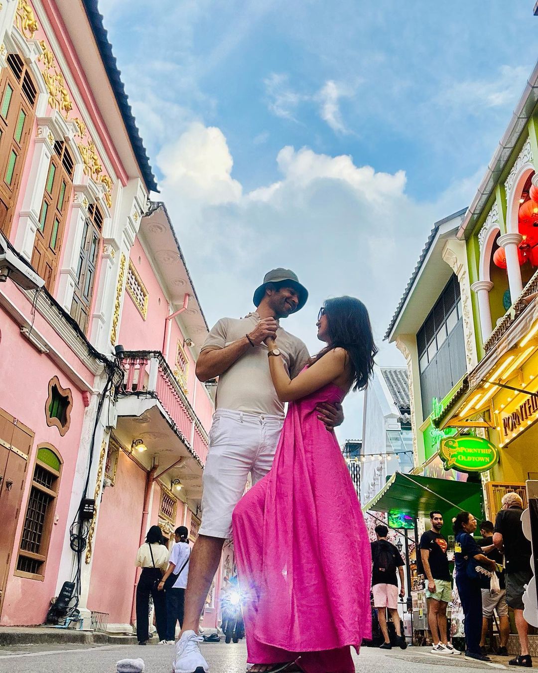 Hira Khan Lovely Pictures With Husband Arsalan Khan From Thailand | Reviewit.pk