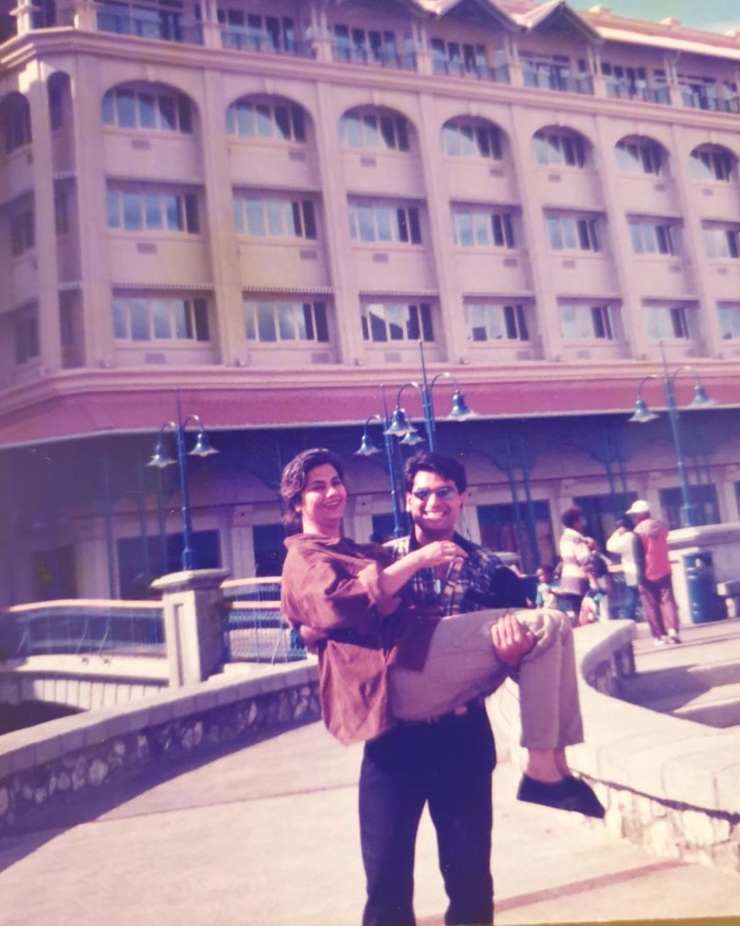 Humayun Saeed's Sweet Anniversary Wish For Wife Samina | Reviewit.pk