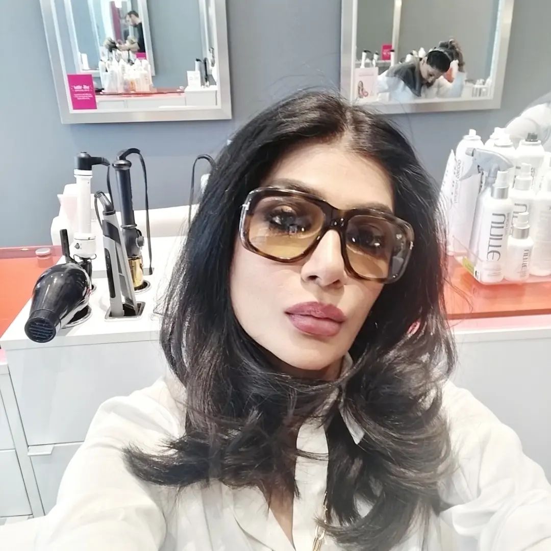 Iffat Omar Chilling With Friends In Bold Outfits | Reviewit.pk