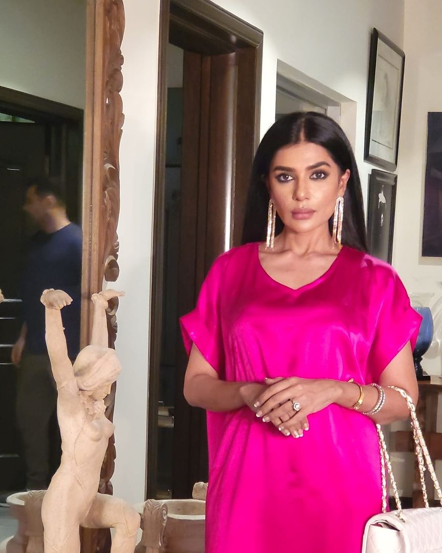 Mishi Khan Calls Out Iffat Omar On Selective Feminism | Reviewit.pk