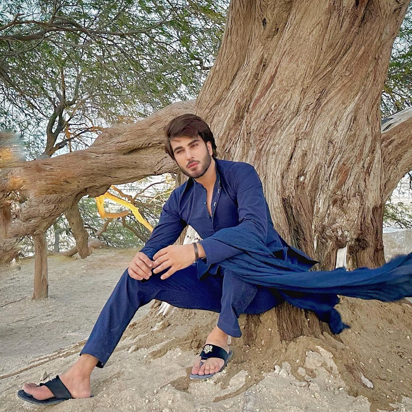 Imran Abbas Performs Umrah | Reviewit.pk