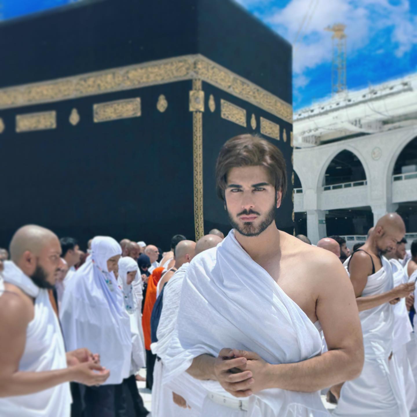 Imran Abbas Performs Umrah | Reviewit.pk