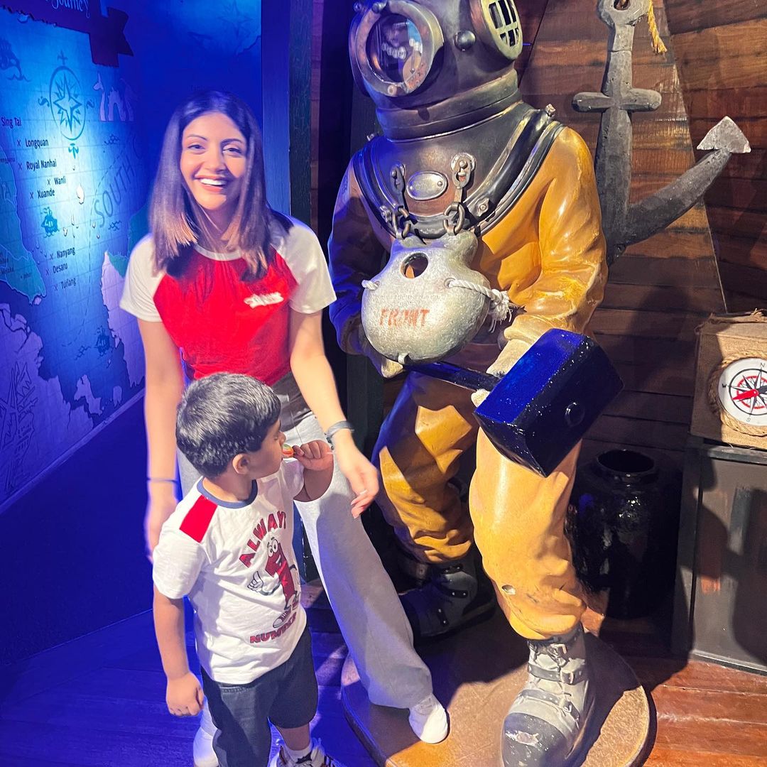 Moomal Khalid With Her Beautiful Family In Malaysia | Reviewit.pk