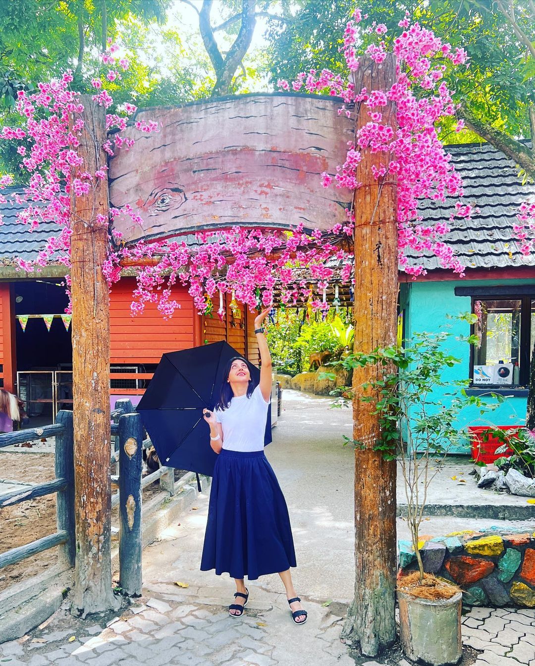 Moomal Khalid's Latest Beautiful Family Pictures From Malaysia ...