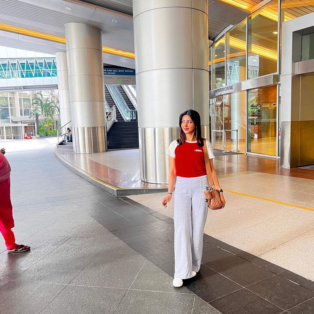 Moomal Khalid With Her Beautiful Family In Malaysia | Reviewit.pk