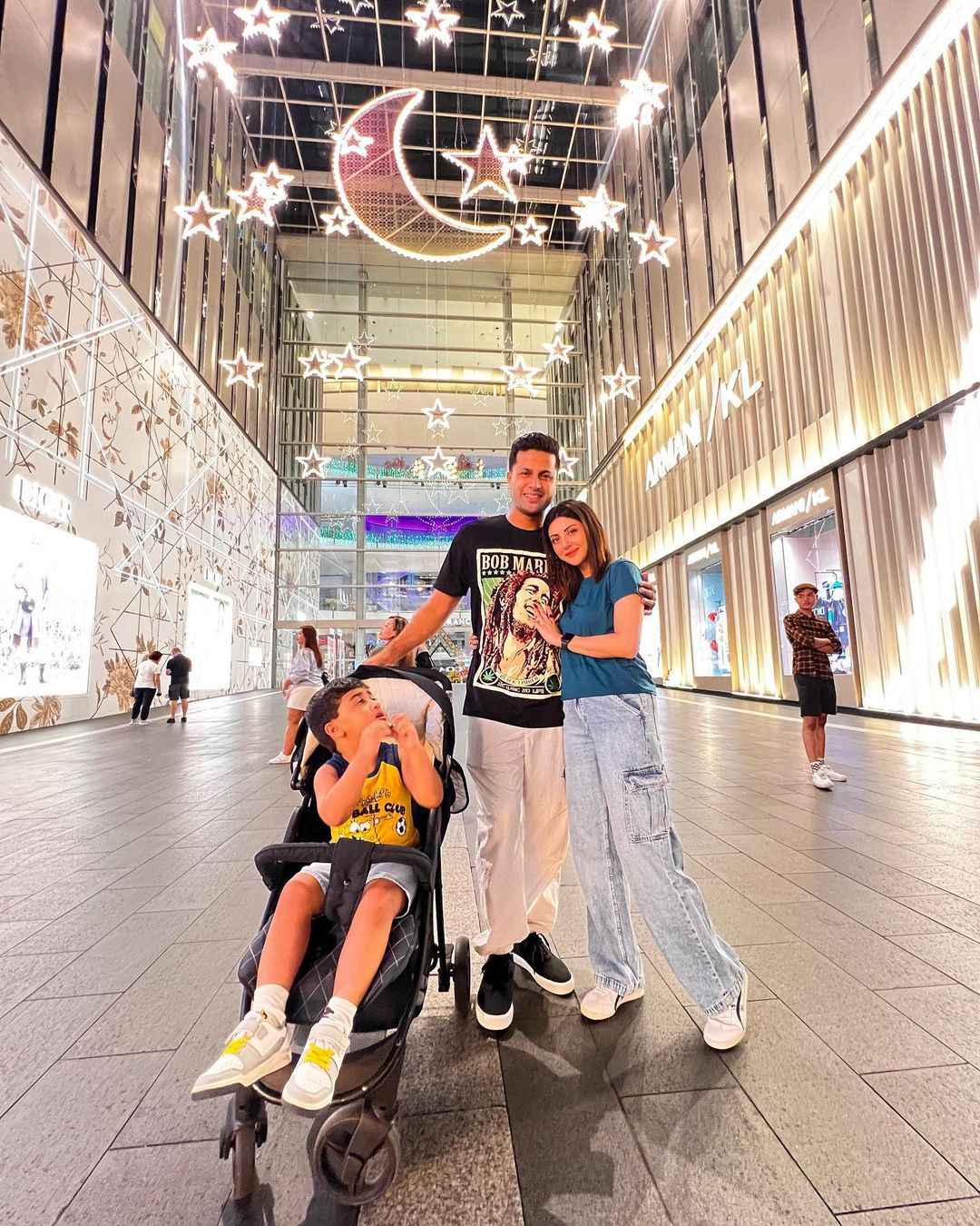 Moomal Khalid With Her Beautiful Family In Malaysia | Reviewit.pk