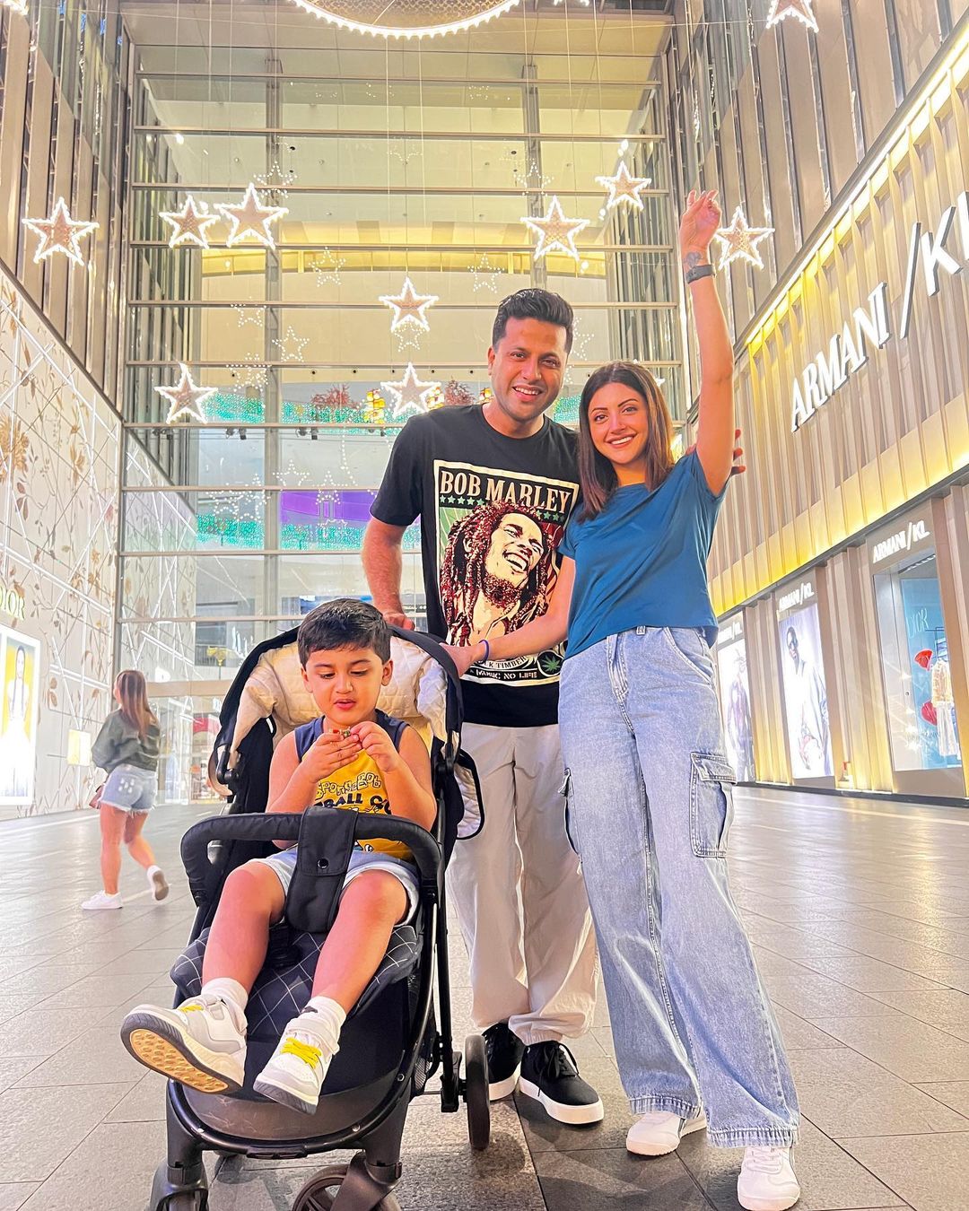 Moomal Khalid With Her Beautiful Family In Malaysia | Reviewit.pk