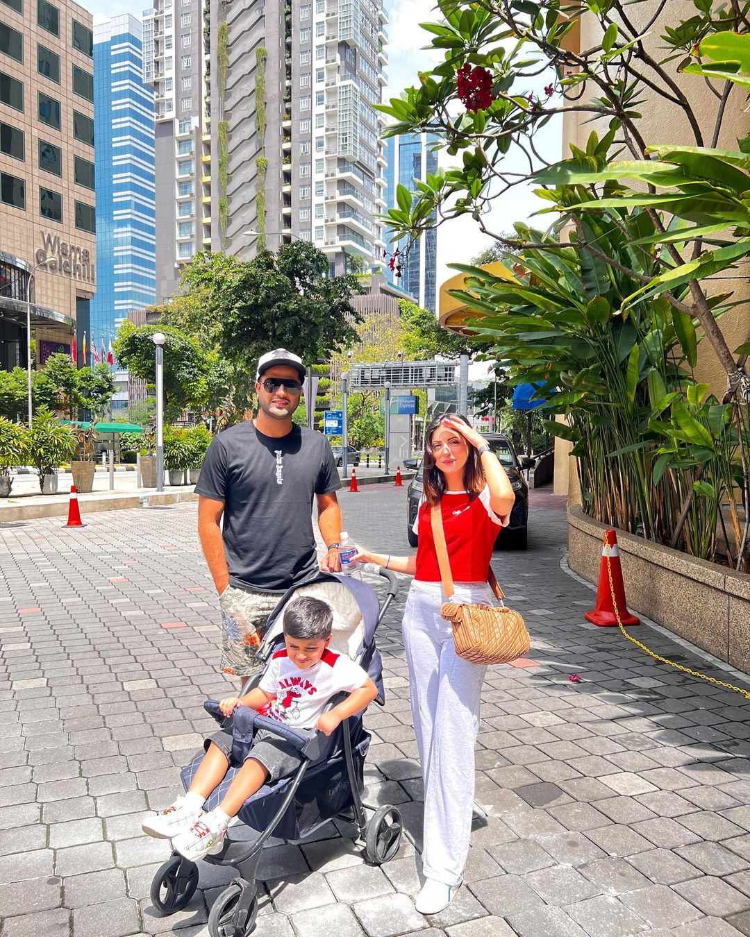 Moomal Khalid With Her Beautiful Family In Malaysia | Reviewit.pk