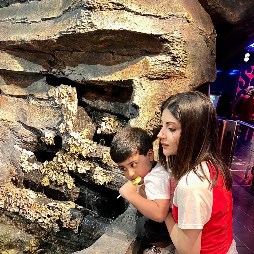 Moomal Khalid With Her Beautiful Family In Malaysia | Reviewit.pk