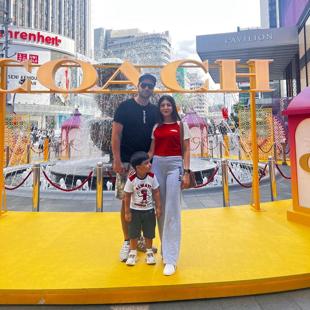 Moomal Khalid With Her Beautiful Family In Malaysia | Reviewit.pk