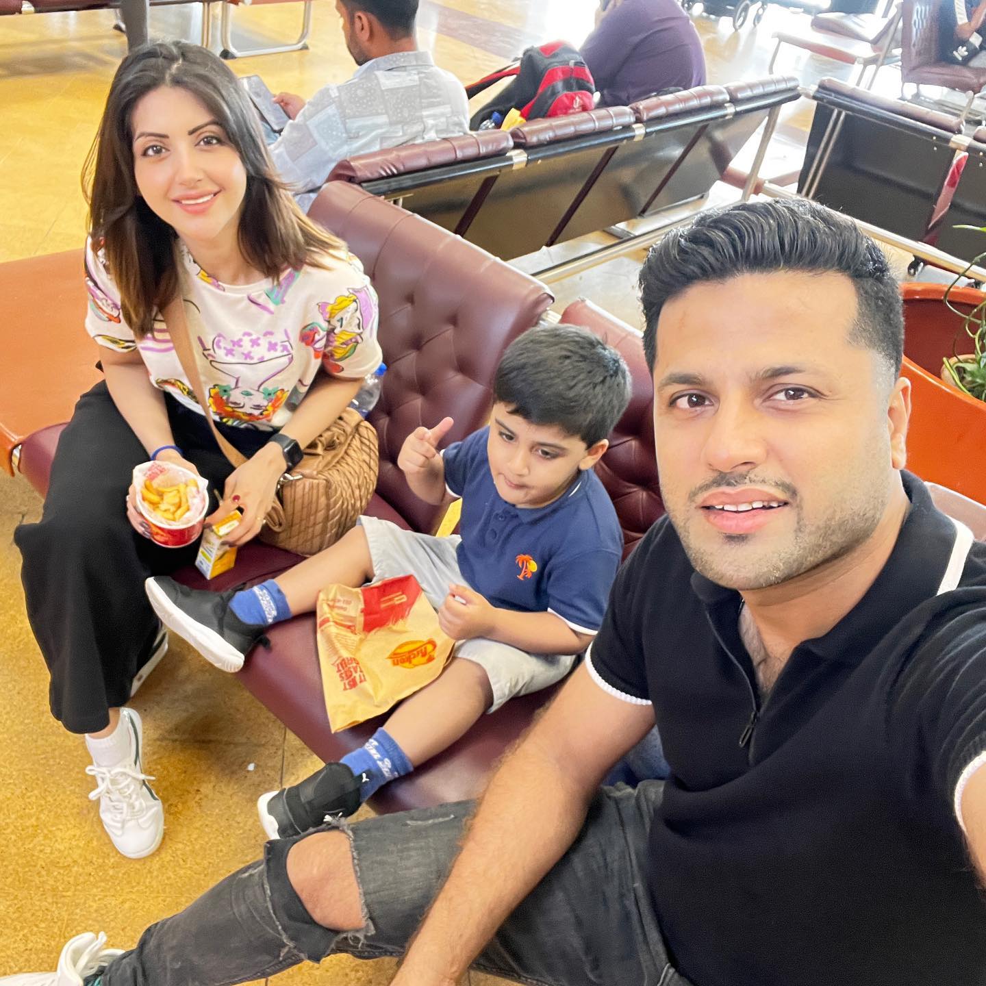 Moomal Khalid With Her Beautiful Family In Malaysia | Reviewit.pk