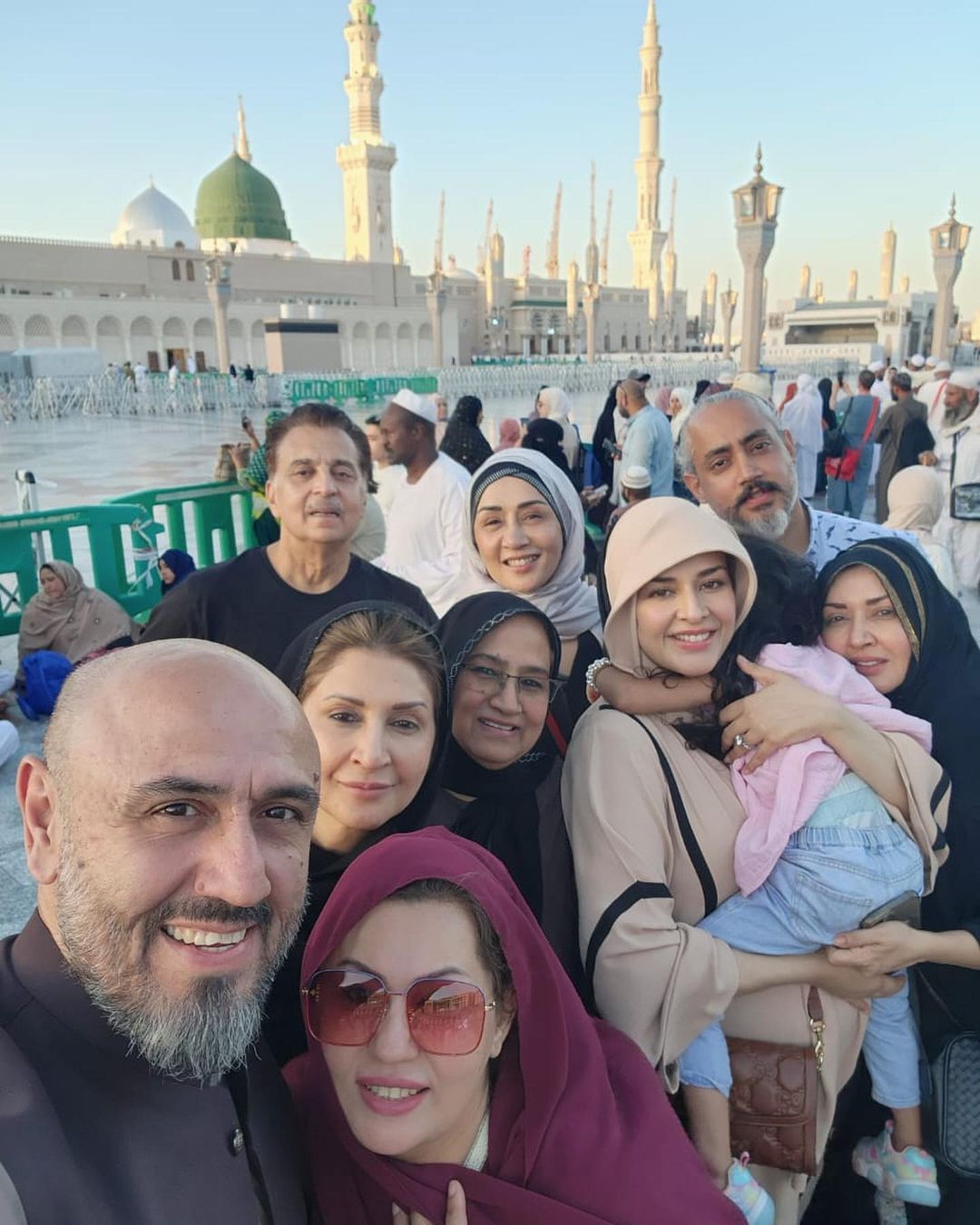 Natasha Lakhani Shares Beautiful Family Pictures From Makkah | Reviewit.pk