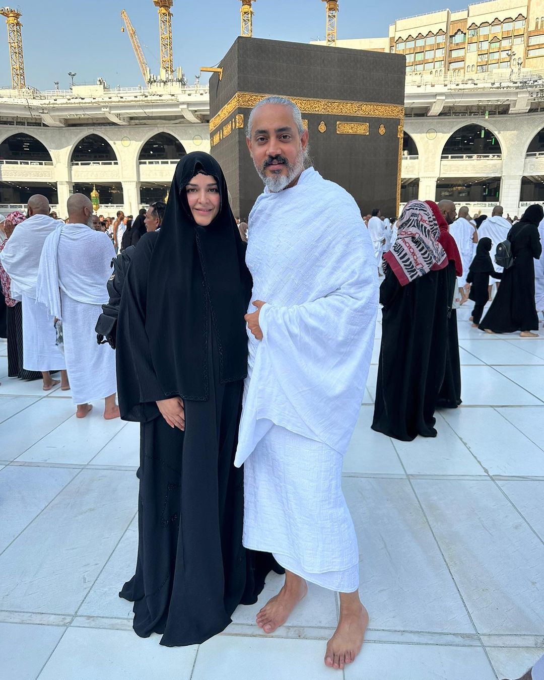 Natasha Lakhani Shares Beautiful Family Pictures From Makkah | Reviewit.pk