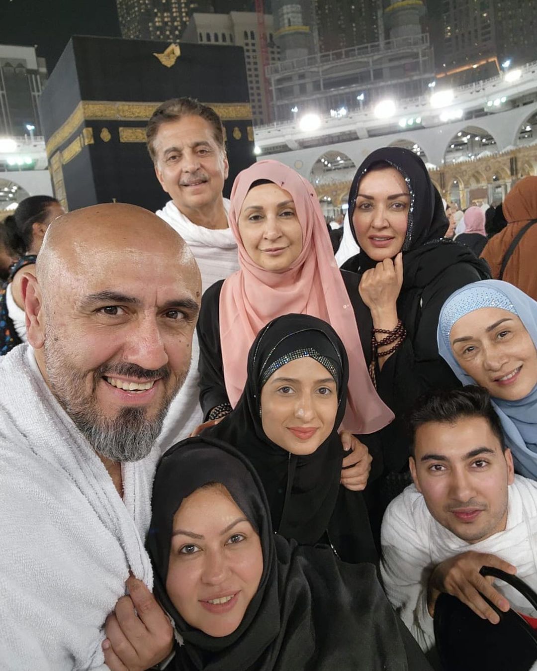 Natasha Lakhani Shares Beautiful Family Pictures From Makkah | Reviewit.pk