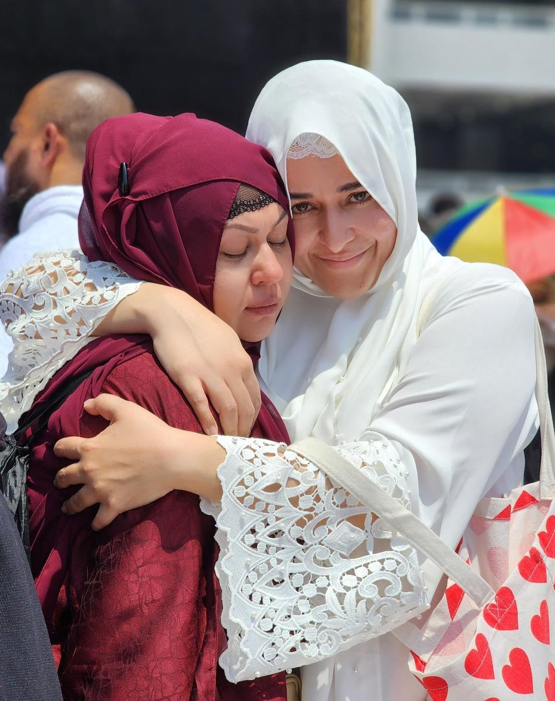 Natasha Lakhani Shares Beautiful Family Pictures From Makkah | Reviewit.pk