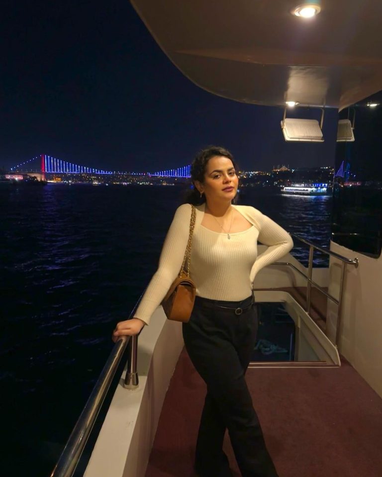 Qudsia Ali Looks Chic Vacationing In Turkey | Reviewit.pk