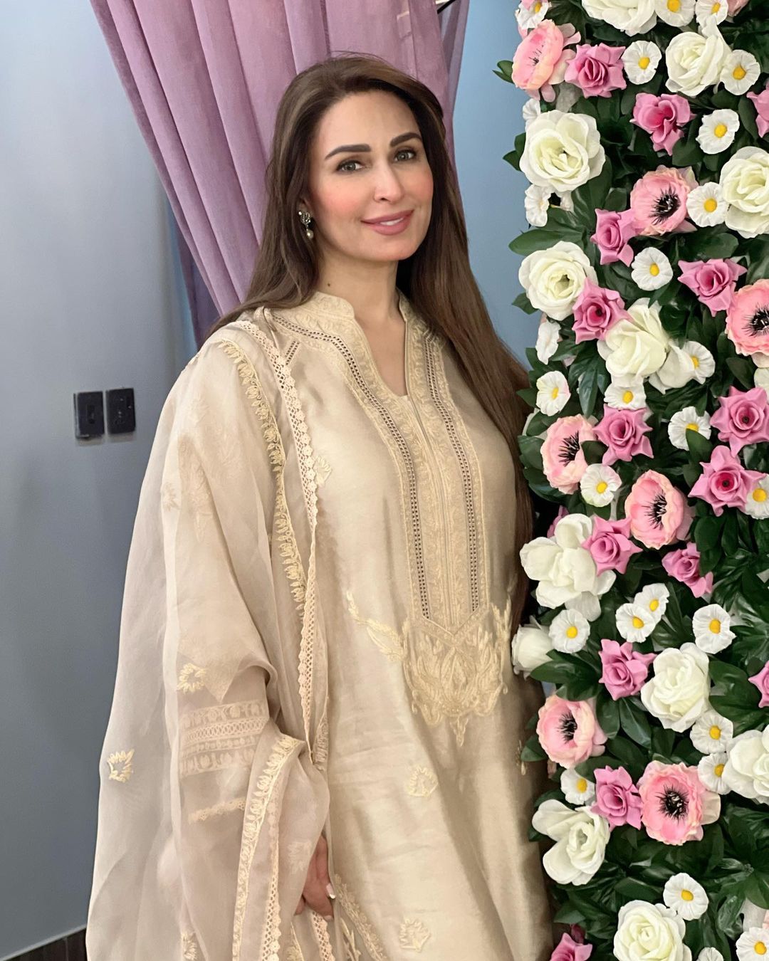 Reema Khan Looks Ethereal In Latest Bridal Shoot | Reviewit.pk