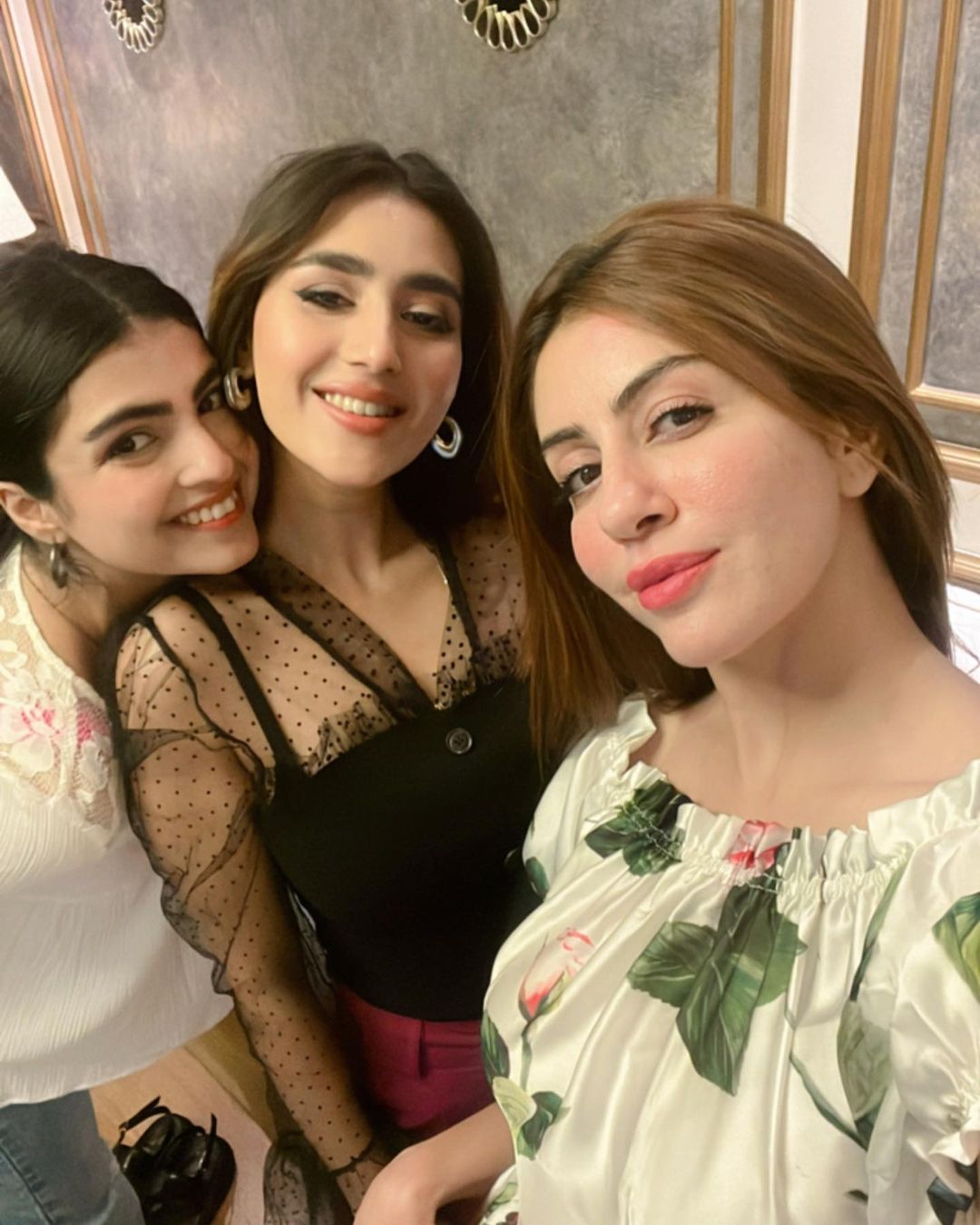 Sadia Faisal Gets Lovely Gifts From Friends On Her Birthday | Reviewit.pk