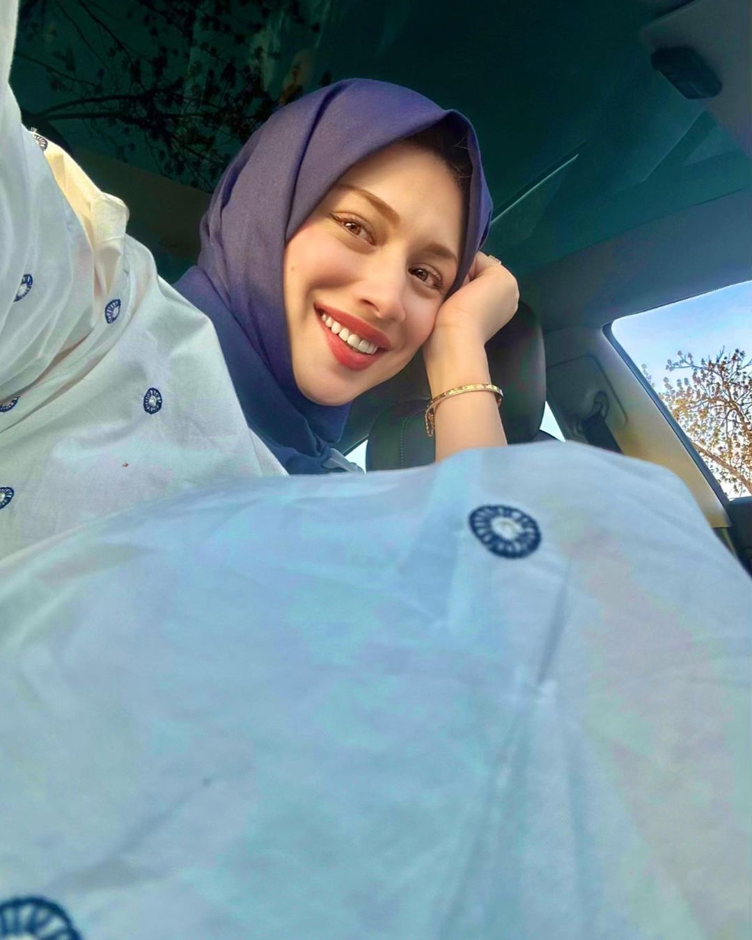 Sidra Batool With Her Beautiful Daughters In New York | Reviewit.pk