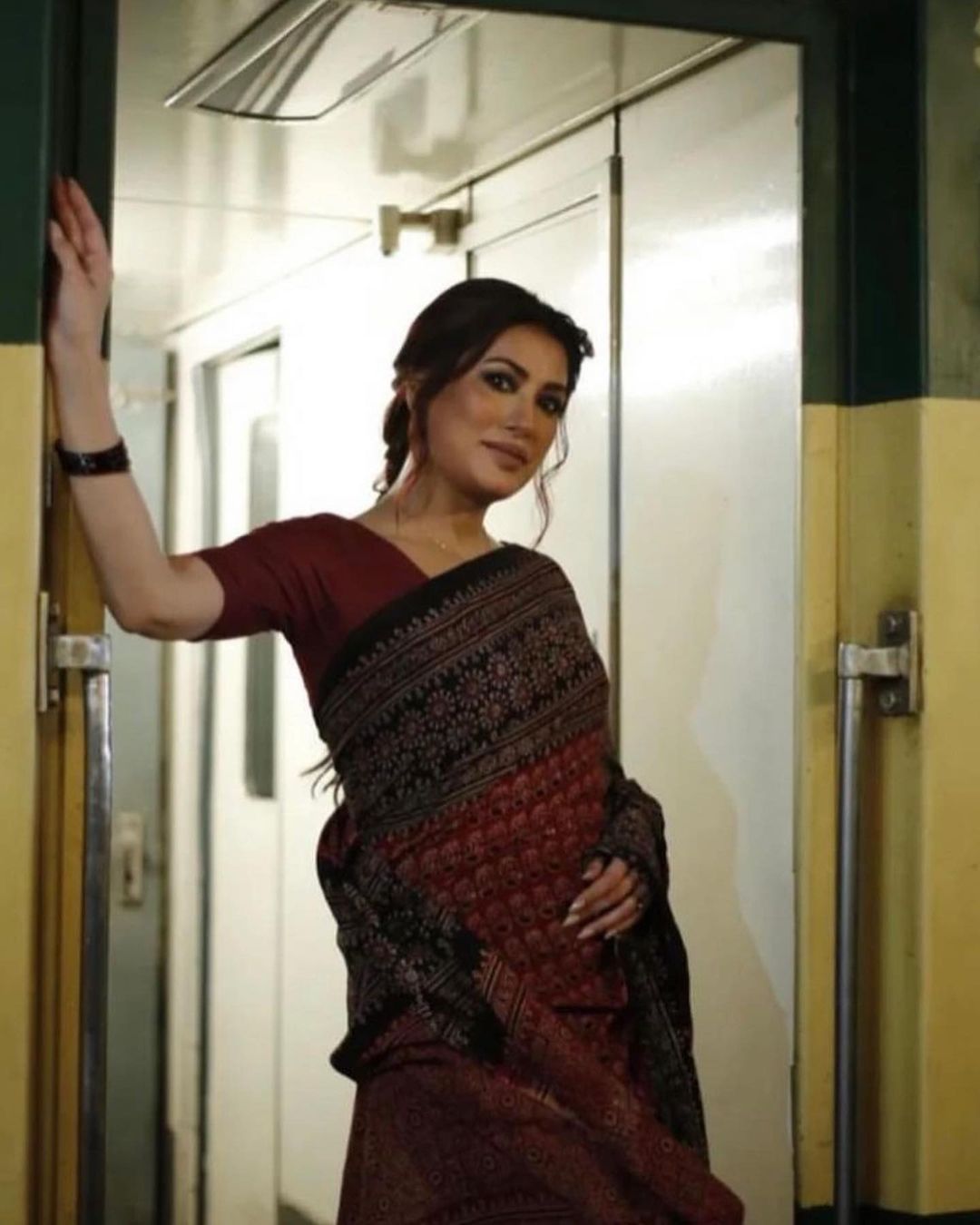 Wahaj Ali And Mehwish Hayat Look Intriguing In Teri Meri Kahaniyaan BTS ...