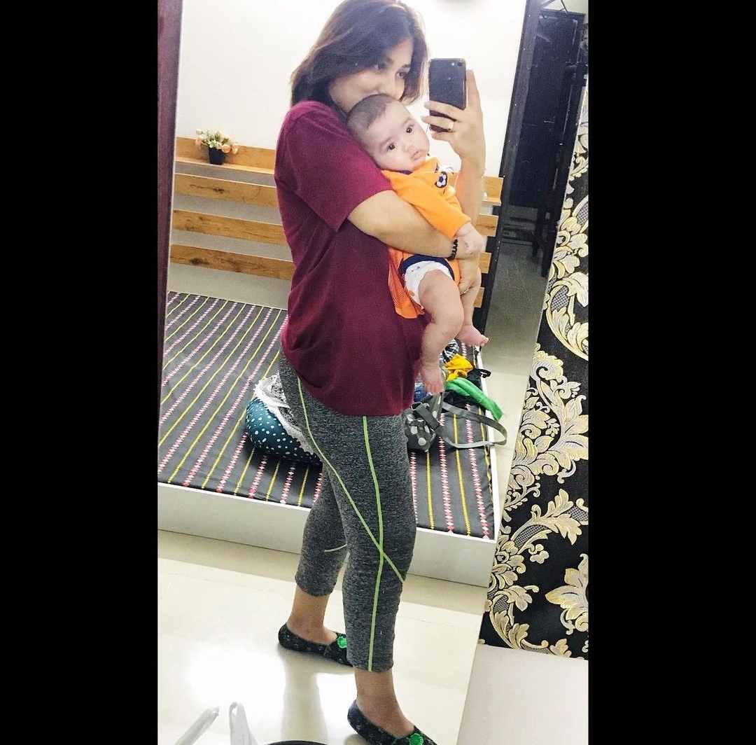 Dil Moum Ka Dia Fame Zubi Majeed Pictures With Daughter | Reviewit.pk