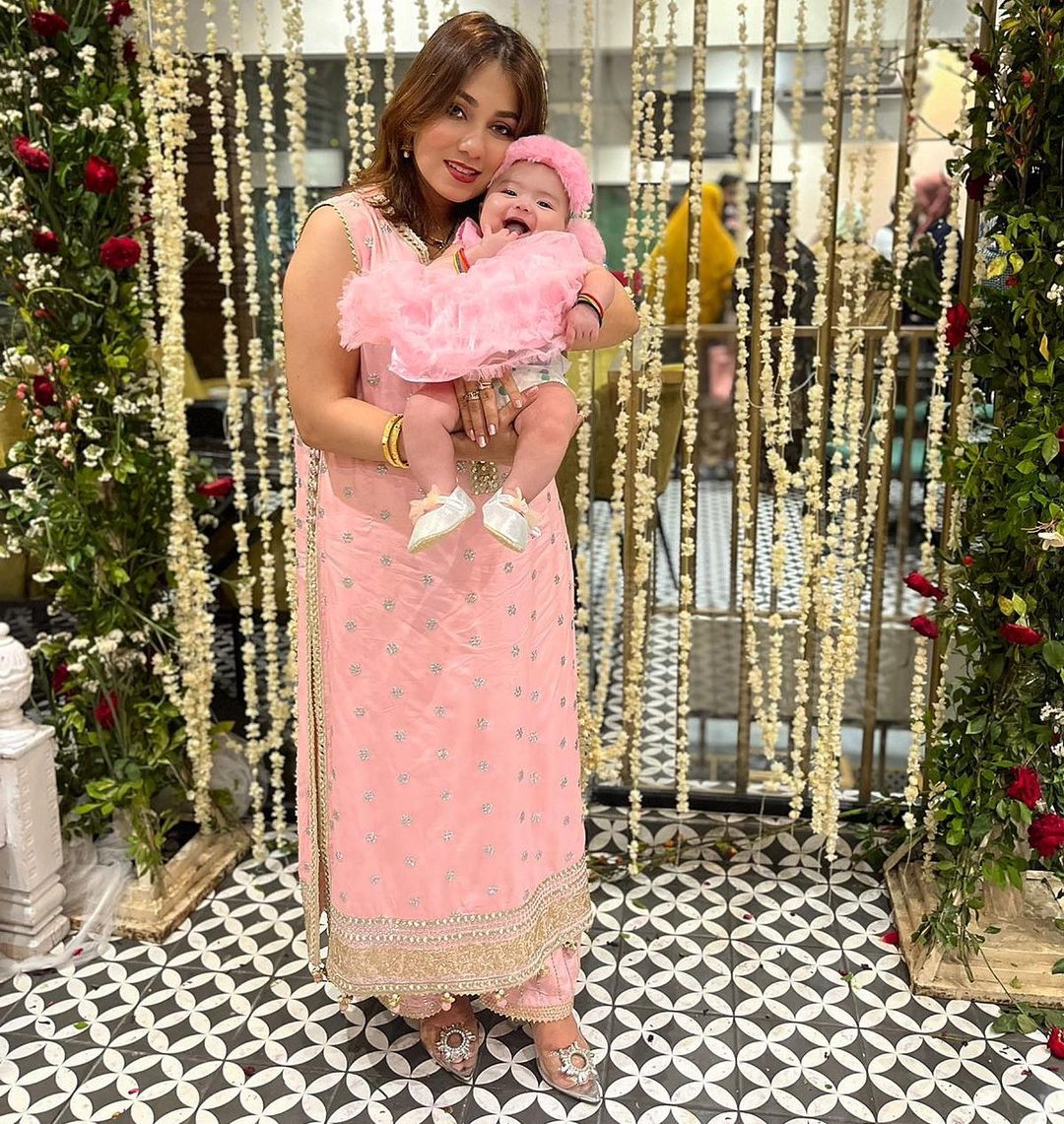 Dil Moum Ka Dia Fame Zubi Majeed Pictures With Daughter | Reviewit.pk