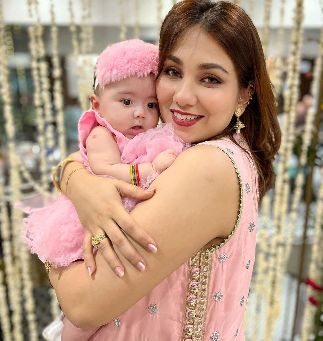 Dil Moum Ka Dia Fame Zubi Majeed Pictures With Daughter | Reviewit.pk