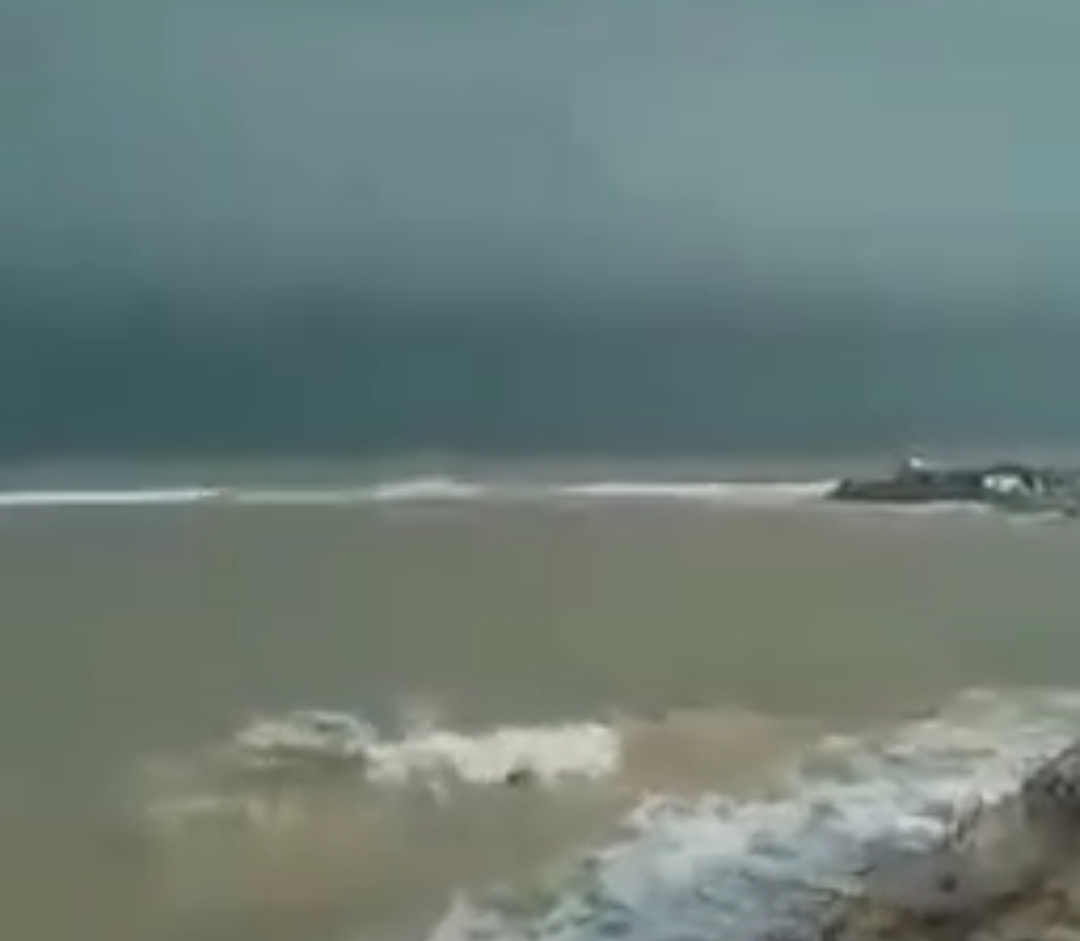 Public Reacts to Karachi Citizens Visiting Sea Shore Amidst The Warning ...