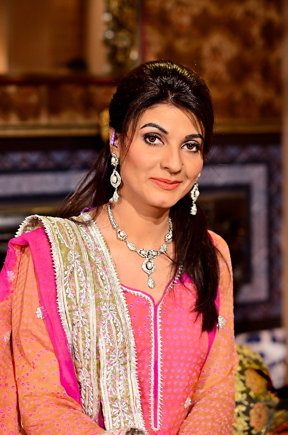 Fariha Pervez Reveals She Is An Interfering Phupho | Reviewit.pk