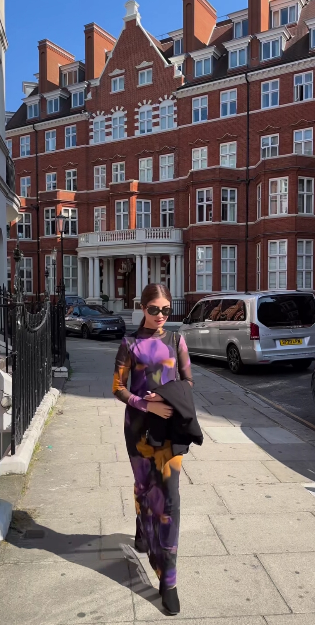 Kinza Hashmi's Adorable Instagram Pictures & Reels From UK Trip ...