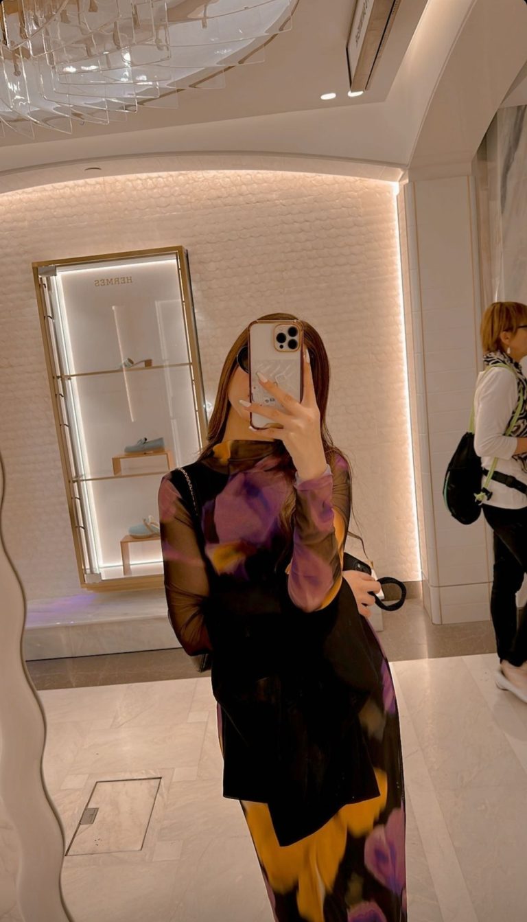 Kinza Hashmi's Adorable Instagram Pictures & Reels From UK Trip ...