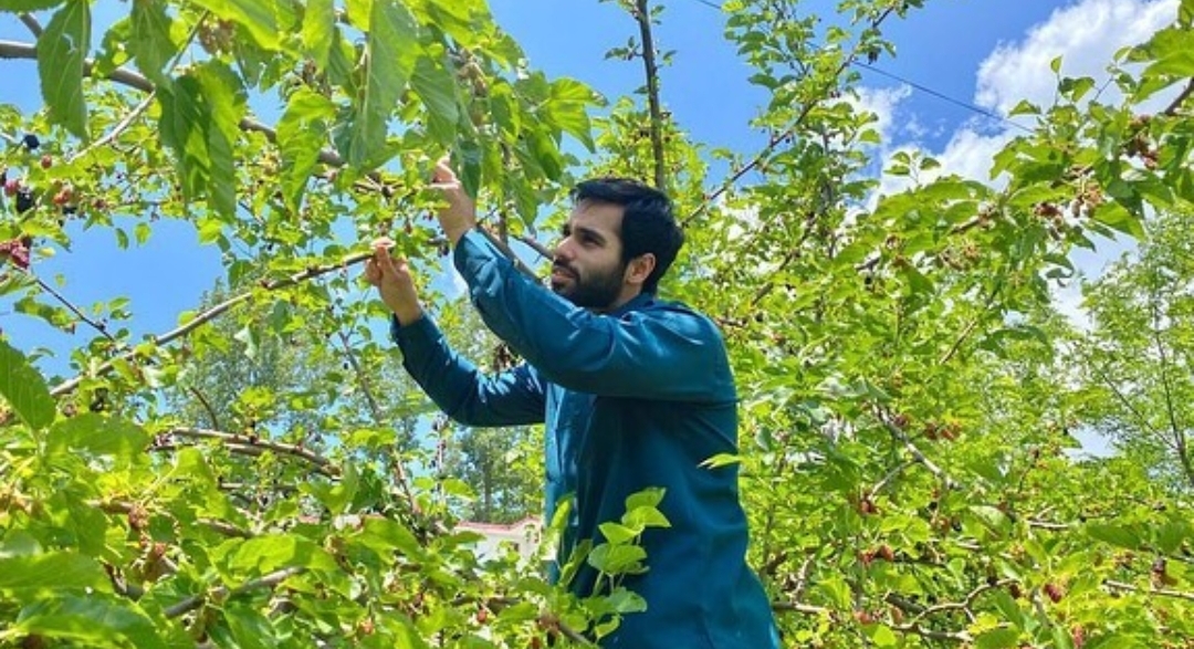 Neem Drama BTS Pictures From Beautiful Valley Of Kashmir | Reviewit.pk