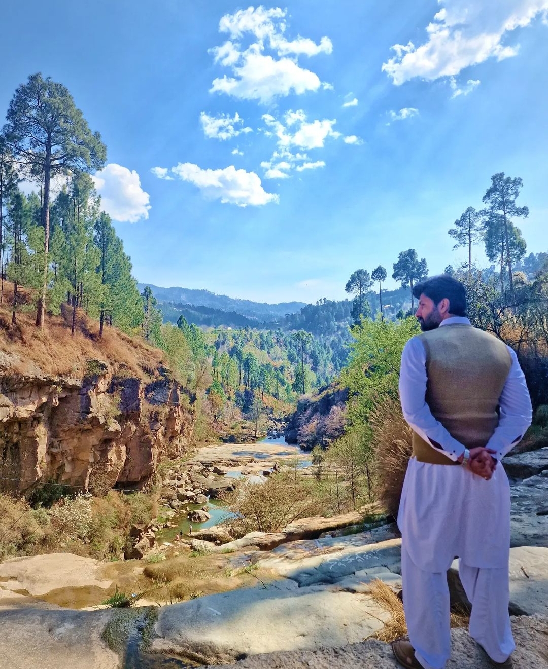 Neem Drama BTS Pictures From Beautiful Valley Of Kashmir | Reviewit.pk