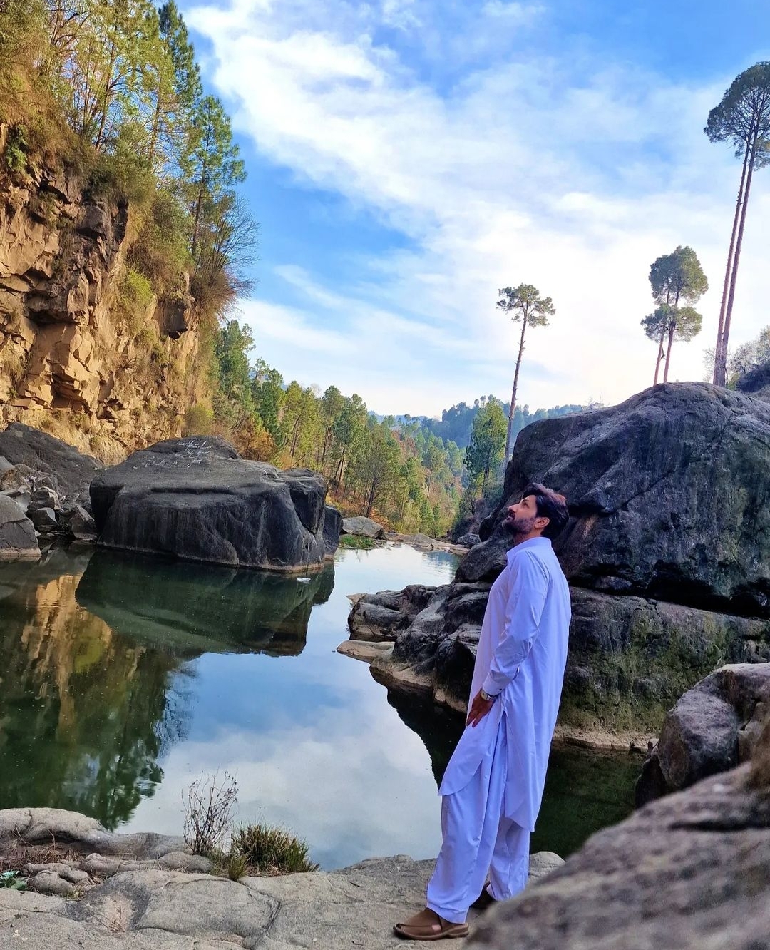 Neem Drama BTS Pictures From Beautiful Valley Of Kashmir | Reviewit.pk