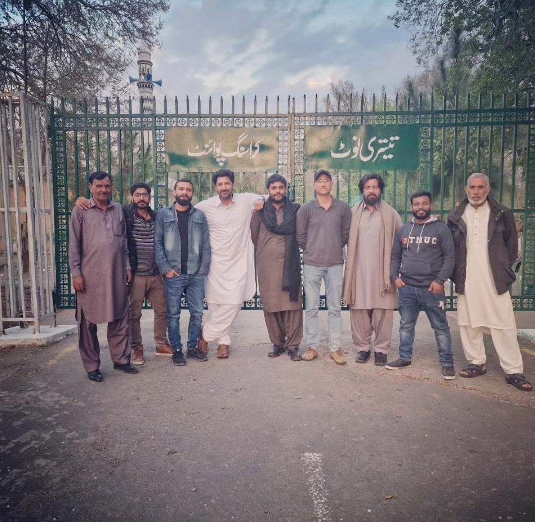 Neem Drama BTS Pictures From Beautiful Valley Of Kashmir | Reviewit.pk